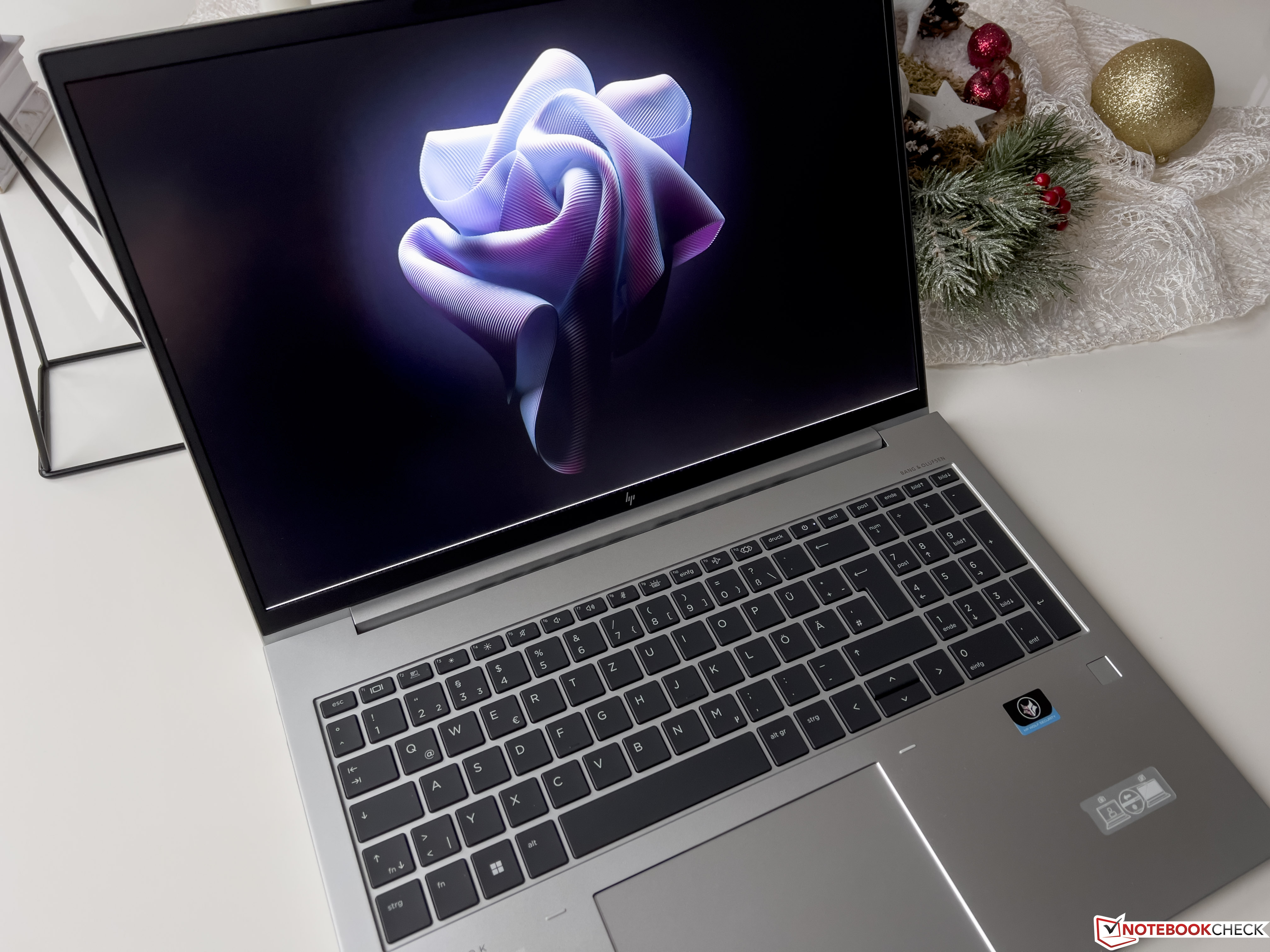 Test du HP EliteBook 865 G9 : écran Sure View de 1000 cd/m² pas tout à ...