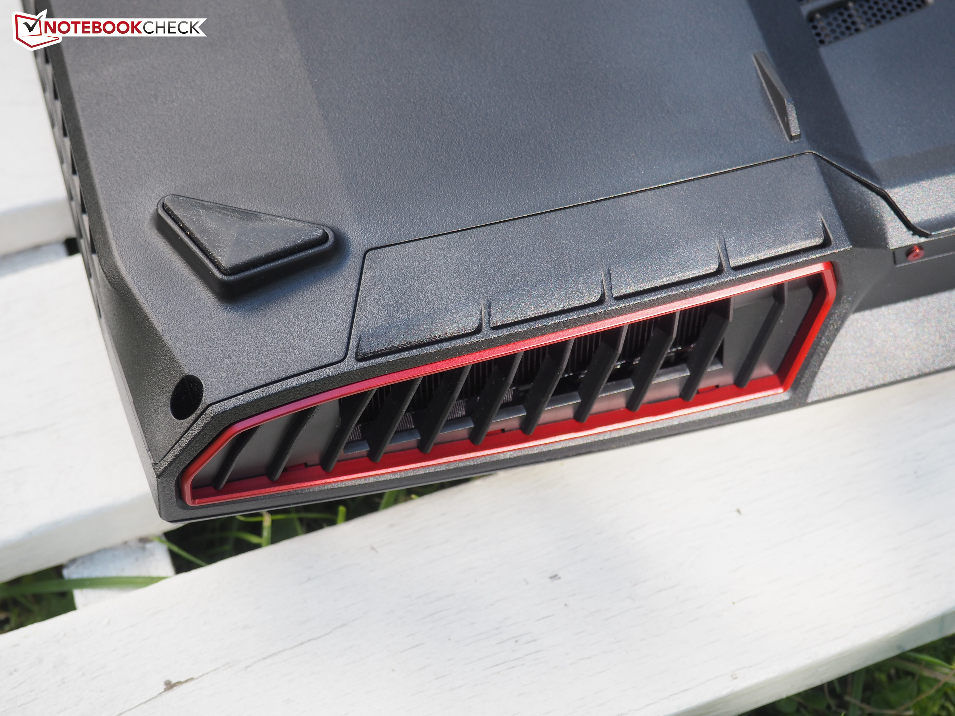 Critique complète du MSI GT73VR 7RF Titan Pro - Notebookcheck.fr