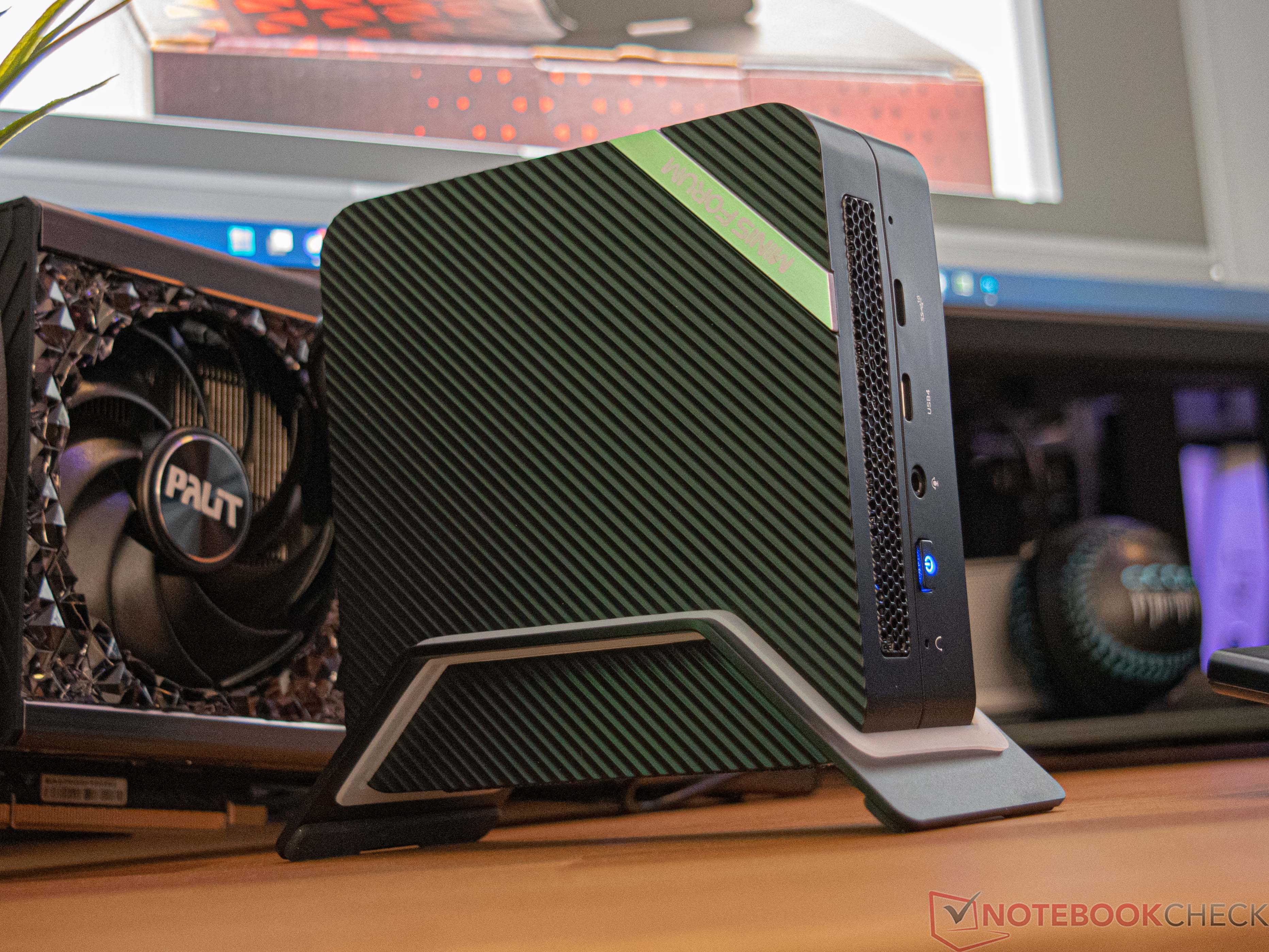 Test du Minisforum Venus Series UM690 : petit PC de bureau avec Ryzen 9 ...