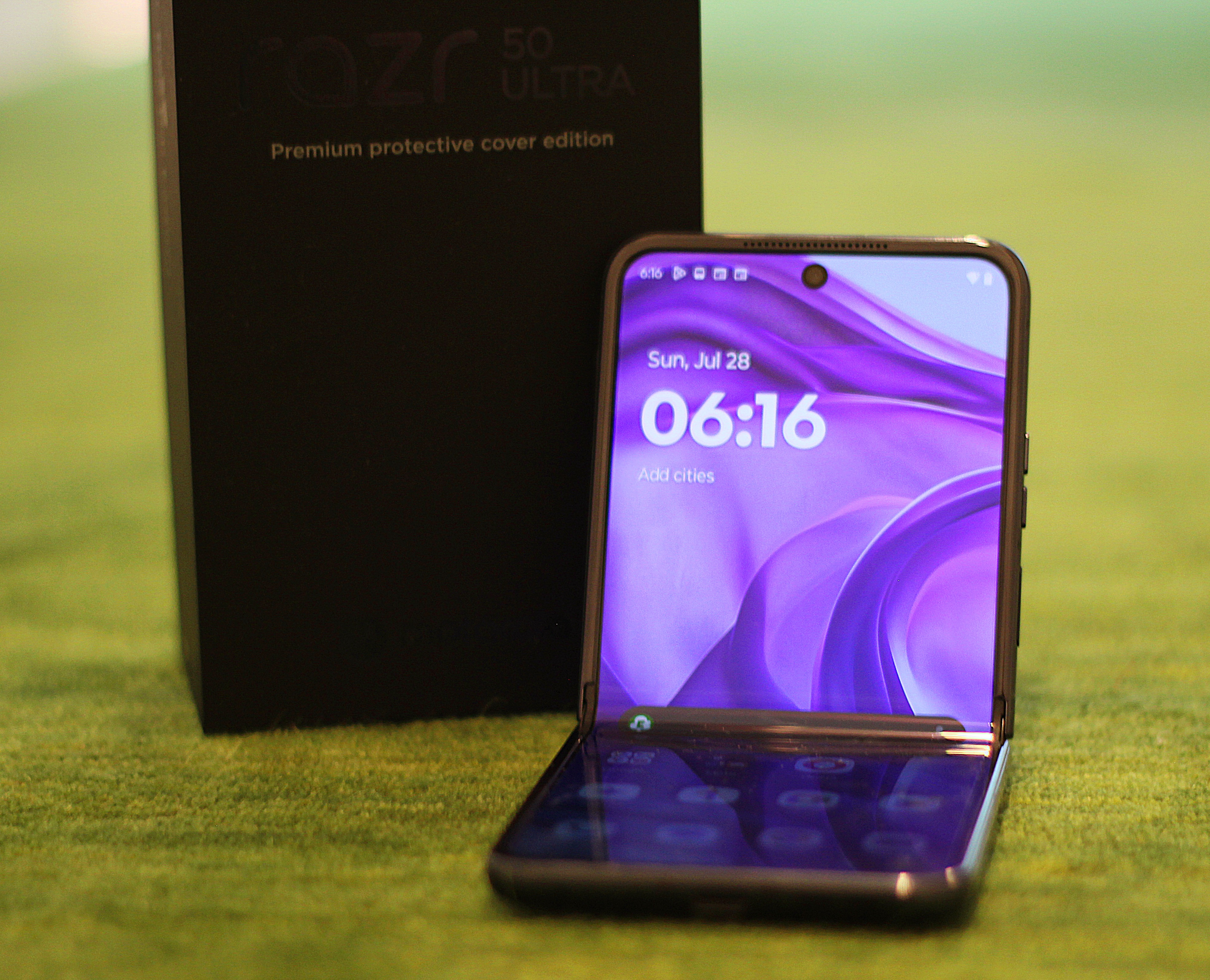 Test du Motorola Razr+ 2024 : le smartphone à clapet avec un énorme ...