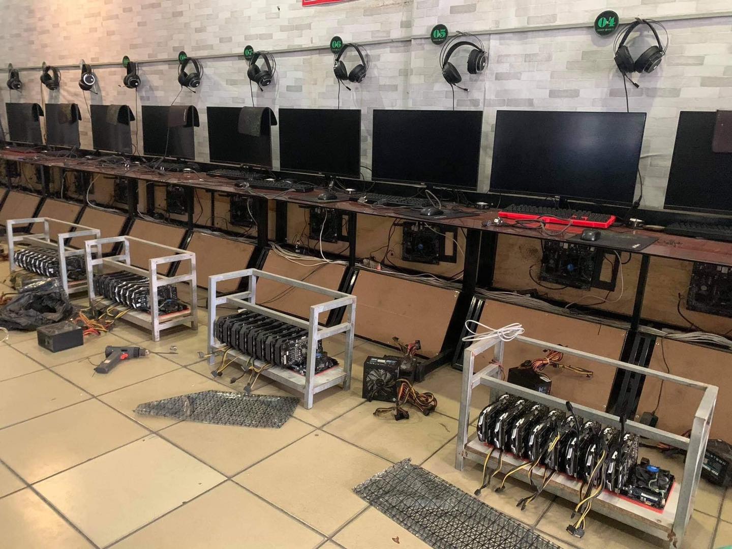 Les photos montrent d'innombrables cartes NVIDIA GeForce RTX 3080 ... Les photos montrent d'innombrables cartes NVIDIA GeForce RTX 3080 ...
