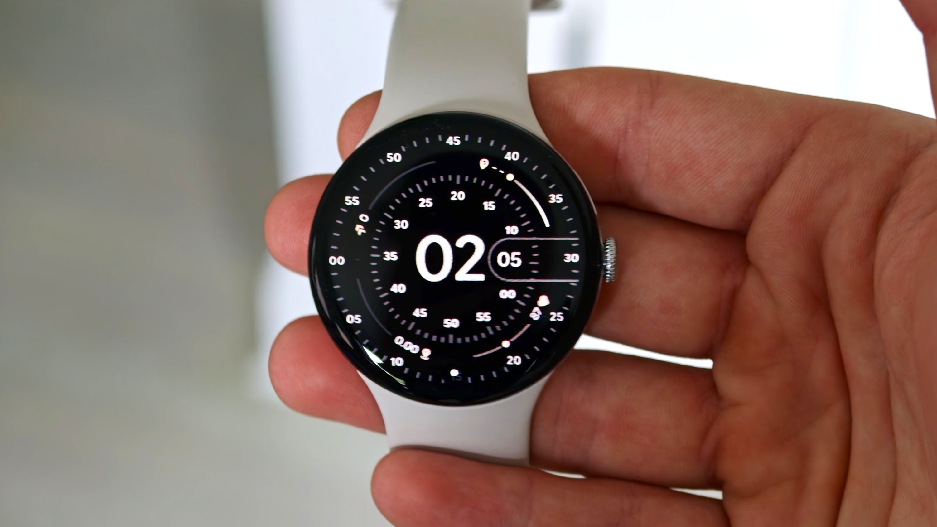 Fuite étrange : Le prototype de la Google Pixel Watch 5 aurait été ...