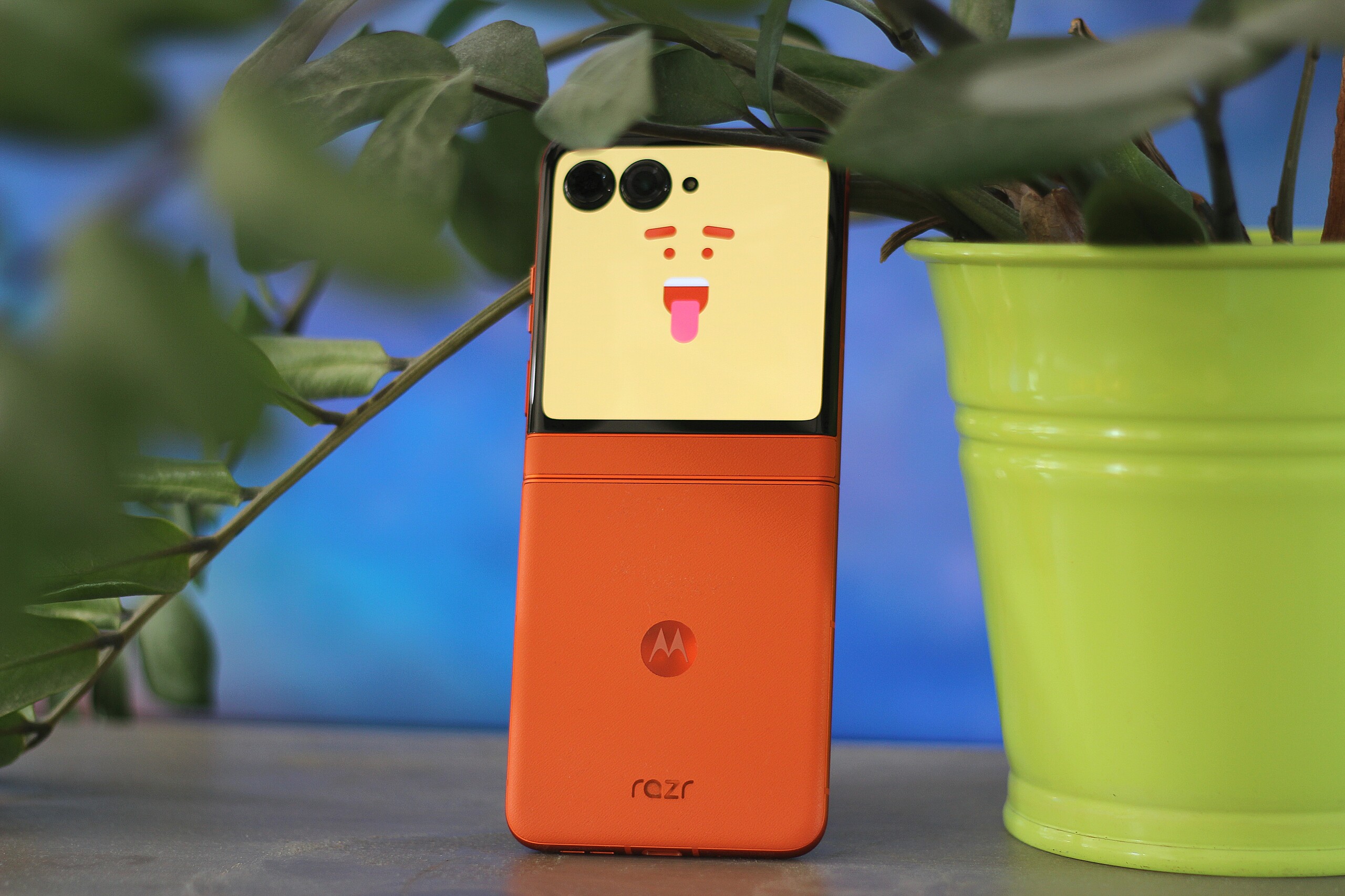 Test du Motorola Razr 50 : téléphone à clapet abordable doté d'un grand ...